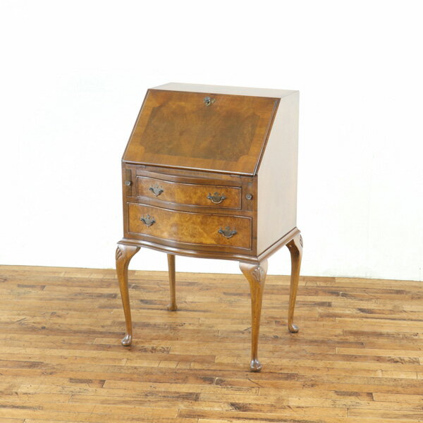 品番 80847 品名 ライティングビューロー 原産国 イギリス 材質 ウォールナット材 年代 1940年頃 サイズ 幅：58.5cm　奥行：46cm(拡張時72.5cm)　高さ：95.5cm(デスク高68.5cm) 商品について イギリス...