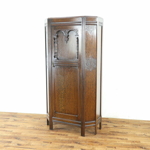 品番 80854 品名 ワードローブ 原産国 イギリス 材質 オーク材 年代 1920年頃 サイズ 幅：92cm　奥行：43cm　高さ：183.5cm 商品について 扉部分のアーチを基にしたデザインとその立体感が印象的な、落ち着いたお色のワ...