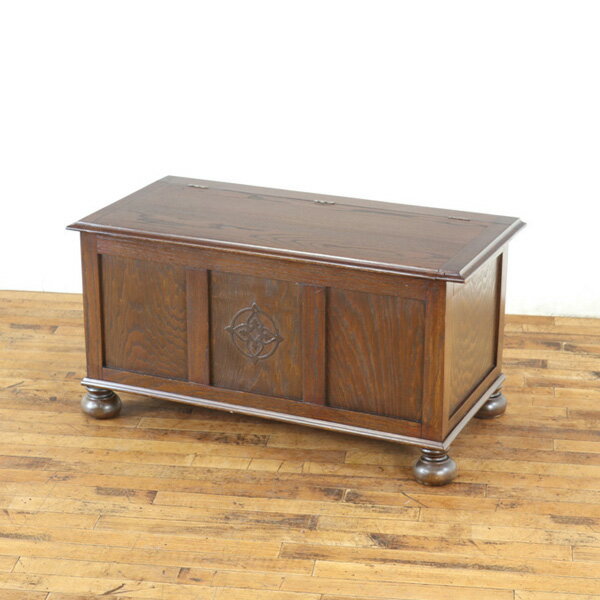 品番 80860 品名 コファー 原産国 イギリス 材質 オーク材 年代 1930年頃 サイズ 幅：91.5cm　奥行：44.5cm　高さ：46cm(内部深さ36cm) 商品について 落ち着いた雰囲気のコファーです。 非常にすっきりとしたデ...