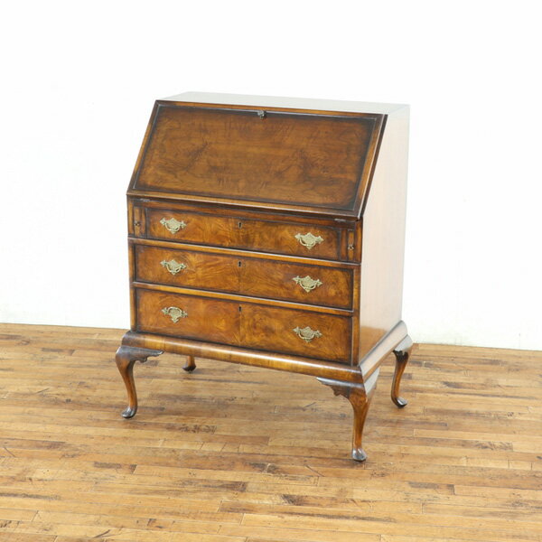 品番 80864 品名 ライティングビューロー 原産国 イギリス 材質 ウォールナット材 年代 1930年頃 サイズ 幅：84cm　奥行：49cm(拡張時79cm)　高さ：101cm(デスク高70cm) 商品について ウォールナットの美しい...