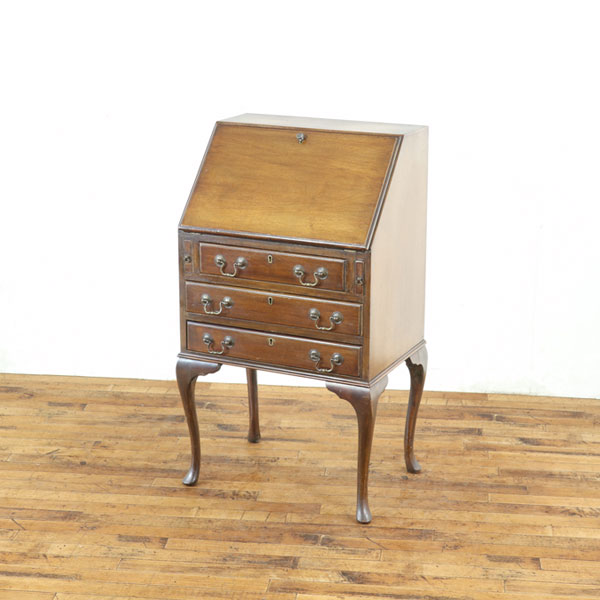 品番 80893 品名 ビューロー 原産国 イギリス 材質 マホガニー材 年代 1930年頃 サイズ 幅：57cm　奥行：42cm(拡張時72.5cm)　高さ：98.5cm(デスク高69cm) 商品について 横幅60cmを切る非常にコンパク...