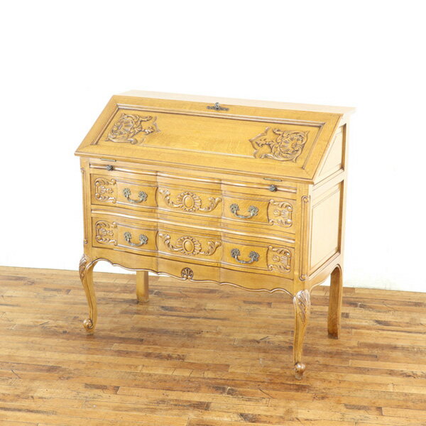 品番 65339 品名 ライティングビューロー 原産国 フランス 材質 オーク材 年代 1930年頃 サイズ 幅：98cm　奥行：46cm(拡張時78cm)　高さ：95cm(デスク高72cm) 商品について 猫脚スタイルのライティングビュー...