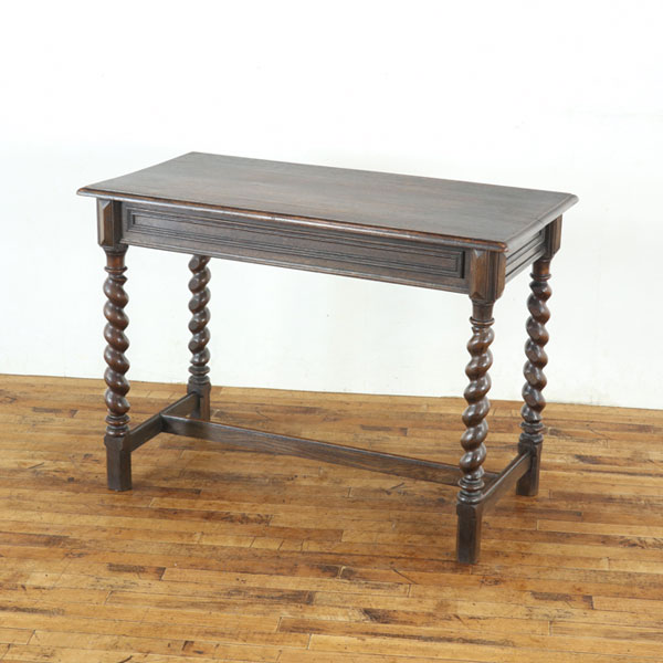 品番 65430 品名 テーブル 原産国 フランス 材質 オーク材 年代 1920年頃 サイズ 幅：105cm　奥行：53cm　高さ：75.5cm 商品について 味わい深い雰囲気のサイドテーブルが入荷しました。 久しぶりにこうしたタイプのテ...