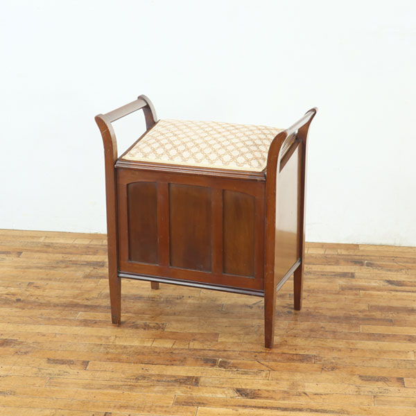 品番 80368 品名 張替済 ピアノスツール 原産国 イギリス 材質 マホガニー材 年代 1920年頃 サイズ 横幅：61.5cm　奥行：35cm　高さ：69cm(座面高63cm) 商品について 傾斜がついた座面が珍しいピアノスツールです...