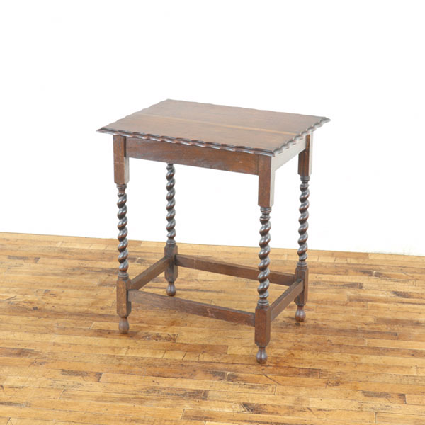 品番 80413 品名 オケージョナルテーブル 原産国 イギリス 材質 オーク材 年代 1920年頃 サイズ 横幅：61cm　奥行：47cm　高さ：72cm 商品について イギリスアンティーク家具のお色としては平均的と言えるほど良いお色のオ...