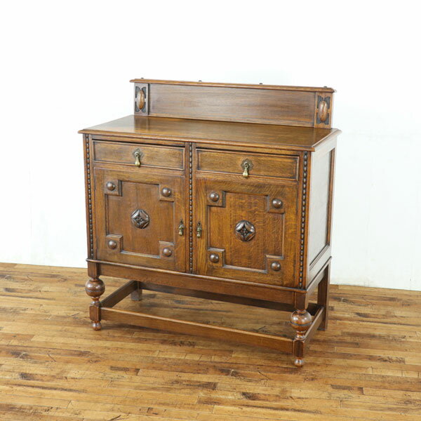 品番 80533 品名 サイドボード 原産国 イギリス 材質 オーク材 年代 1920年頃 サイズ 幅：108cm　奥行：48cm　高さ：114.5cm(天板高96cm) 商品について イギリスのサイドボードとしては横幅が狭めの珍しいサイズ...