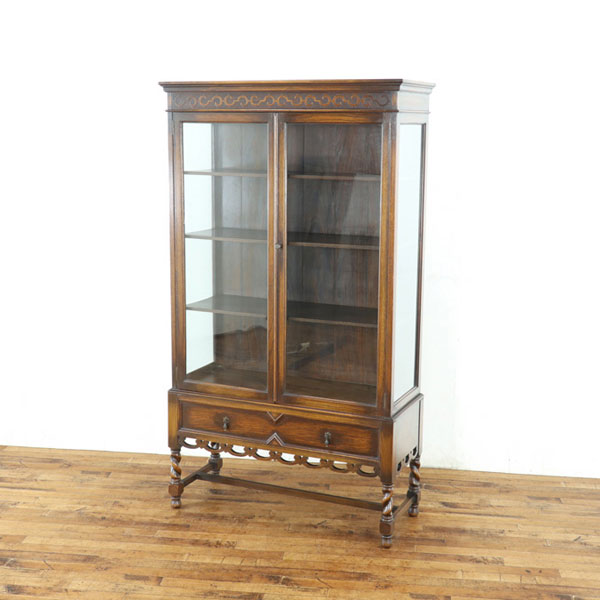 品番 80629 品名 ショーケース 原産国 イギリス 材質 オーク材 年代 1920年頃 サイズ 幅：91cm　奥行：37cm　高さ：161cm 商品について ブックケースの側面をガラスに変えたような造りのショーケースです。 イギリスアン...