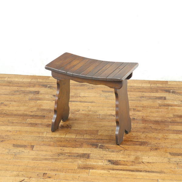 品番 80641 品名 スツール 原産国 イギリス 材質 オーク材 年代 1930年頃 サイズ 幅：49cm　奥行：29cm　高さ：44.5cm 商品について 座面部分が湾曲したあまり見ない形状のスツールです。 神社で見かける床几のように生...
