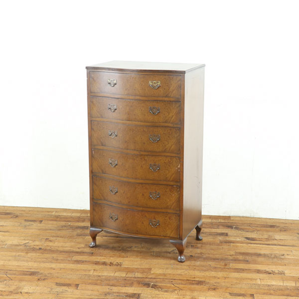 品番 81033 品名 チェスト 原産国 イギリス 材質 ウォールナット材 年代 1930年頃 サイズ 幅：63cm　奥行：42cm　高さ：112cm 商品について 前面がゆるやかな曲線を描く、サーペンタインフロントとも呼ばれるデザインのチ...