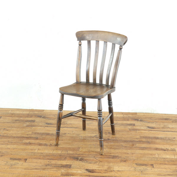 品番 81089a 品名 キッチンチェア 原産国 イギリス 材質 ビーチ材 年代 1940年頃 サイズ 幅：43cm　奥行：48cm　高さ：87cm(座面高45cm) 商品について 少し平たくなったような縦柱の背もたれからスラットバックチェ...