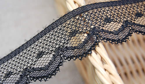 シンプルな黒 ♪ 刺繍の少ないレースです2.0cm幅　黒　ラッセルレース(5m巻き) &nbsp; シンプルな黒 ♪ 刺繍の少ないレースです ◆ ↓↓↓　ご注文へ　↓↓↓ ◆ 　 　　1本1本の糸で丁寧に編まれ国産ならではのきれいなデザイン...