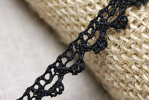 細い0．8cm幅のトーションレースです かわいい片山のレースです0.8cm幅　黒トーションレース(1m) &nbsp; 細い1cm幅 かわいい片山のレースです ◆ ↓↓↓　ご注文へ　↓↓↓ ◆ 　 　　1本1本の糸で丁寧に編まれ国産ならでは...
