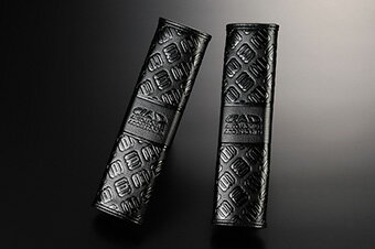 ● CONTENTS レザー / カラー　……　PUレザー / ブラック SIZE 縦 約230mm × 横 約65mm ● FUNCTION 【 快適なドライブを実現 】 急ブレーキによる締め付けやシートベルト使用時における体への不快な食...