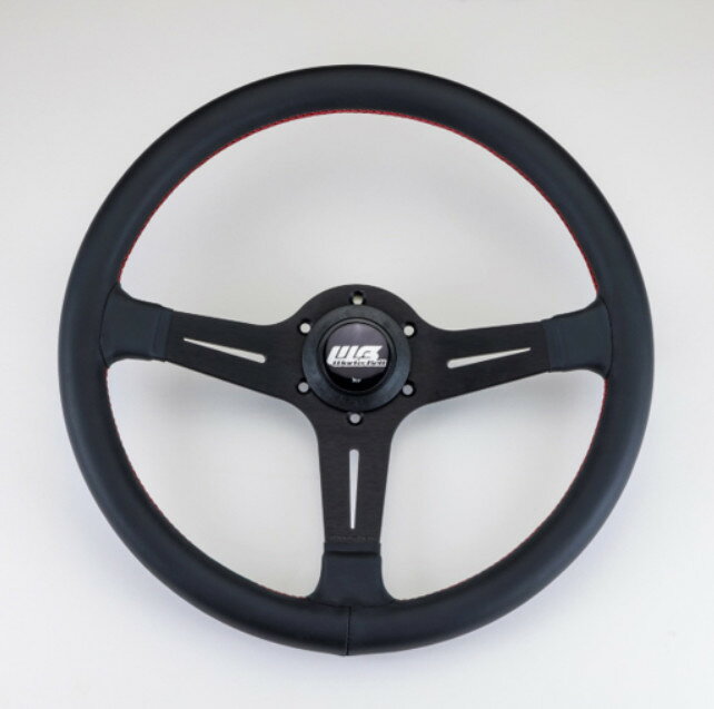 クラシカルな3本スポークで細目のグリップに上質なスムースレザーを使用したモデルです。 　 車両を選ばないオーソドックスなデザインと優れたグリップ感であらゆるシーンでご使用いただけます。 仕様 ・グリップ：本革 ・外径：340φ ・オフセット...