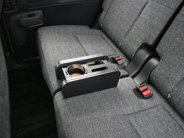 テーブルデザイン・ホルダーデザインともに車種別専用設計とし、洗練されたデザインが車内に高級感をプラスします。 取り付け説明書付き ■仕様　 ・ドリンクホルダー　×1　[500mlペットボトル対応] 　 ・モバイル、シガーホルダーx2[スマー...