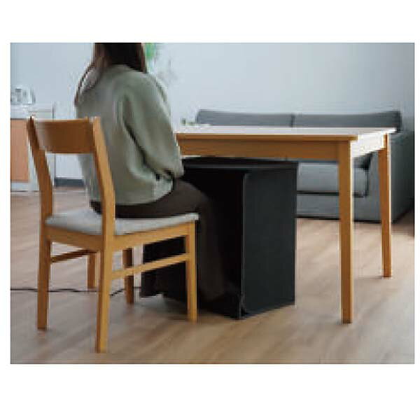 膝上まで包み込んでくれる大型6面パネルのパネルヒーターです。 便利な消臭マット付きで、 特製の消臭機能で足の臭いを吸着してくれます。 使わないときはコンパクトに畳んで収納可能です。 消臭マットは洗濯可能なので 清潔な状態を保つことができます...