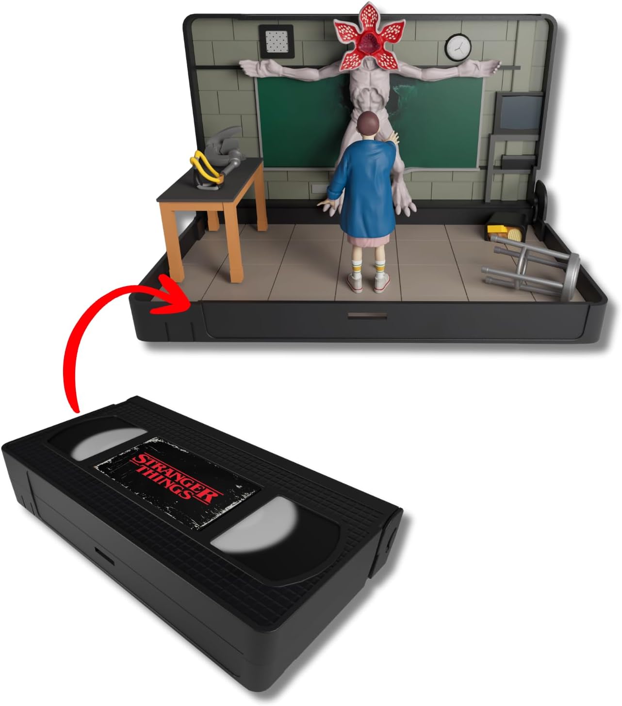 Netflixの大ヒットシリーズ『ストレンジャー・シングス』の名シーンを再現した、VHSケース型ディスプレイジオラマです。ケースを開くと、イレブンとデモゴルゴンが対峙する伝説の教室シーンが、精巧な3Dジオラマとして現れます。飾るときは開いて...