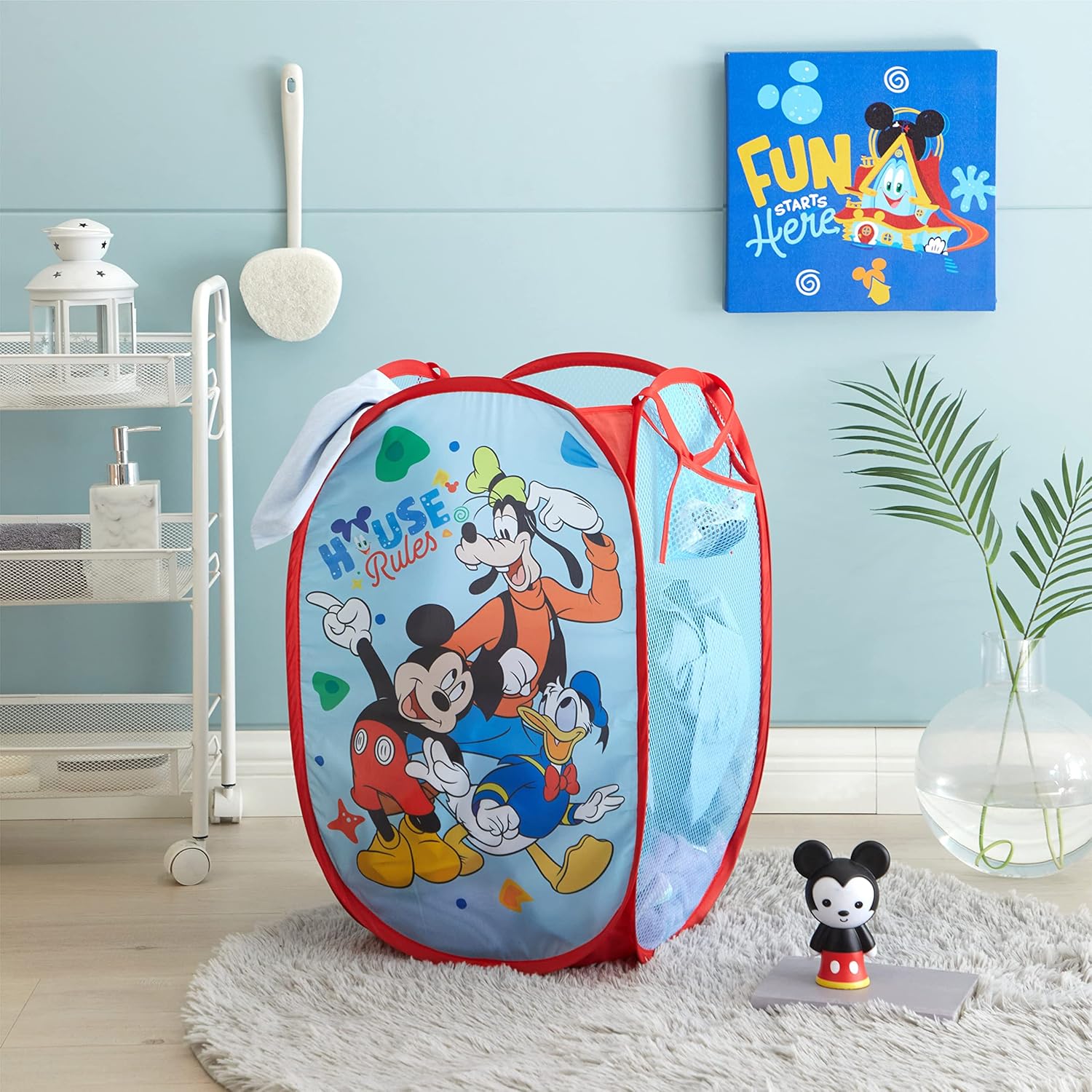 お子様の洗濯やお片付けを楽しくサポートするポップアップ式ランドリーバスケット。ミッキーマウスのデザインが空間にアクセントを加えながら、衣類やおもちゃの収納を手軽に行えます。軽量で持ち運びやすく、使わないときは折りたたんでコンパクトに収納でき...