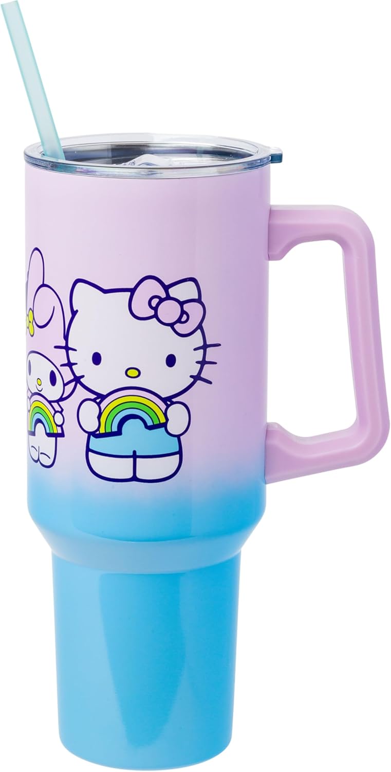 やさしいグラデーションカラーに包まれた、ハローキティ＆フレンズのにぎやかなデザインタンブラー。人気キャラクターたちが虹を抱えた可愛らしいビジュアルで、毎日のドリンクタイムを楽しく彩ります。 ピンクラベンダーからブルーへと移り変わる美しいグラ...