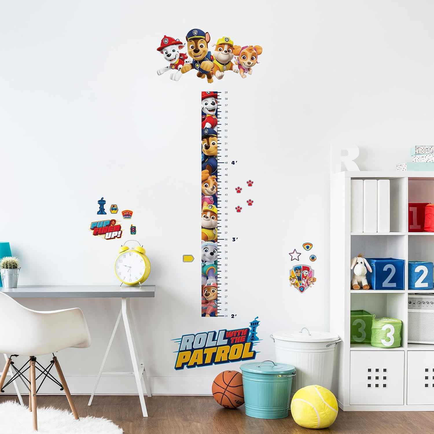 お子さまの成長を楽しく記録できる、貼ってはがせる成長チャート付きのウォールステッカーセットです。ニコロデオンの人気シリーズ「パウ・パトロール」の仲間たちがデザインされており、プレイルームや子ども部屋の壁をにぎやかに演出します。滑らかで清潔な...