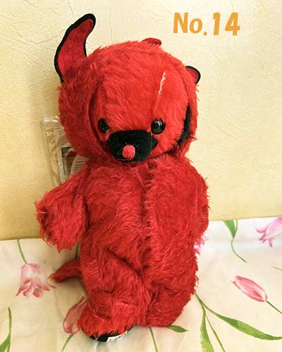 ドラゴンの着ぐるみを着たチーキーです。 15年以上前に発売されたなつかしの着ぐるみチーキーです。 赤色のモヘア製テディベアで大きさ約25cmです。 ドラゴンの着ぐるみを着ています。チーキーのマズル部分と耳が黒色なのがアクセントになっています...