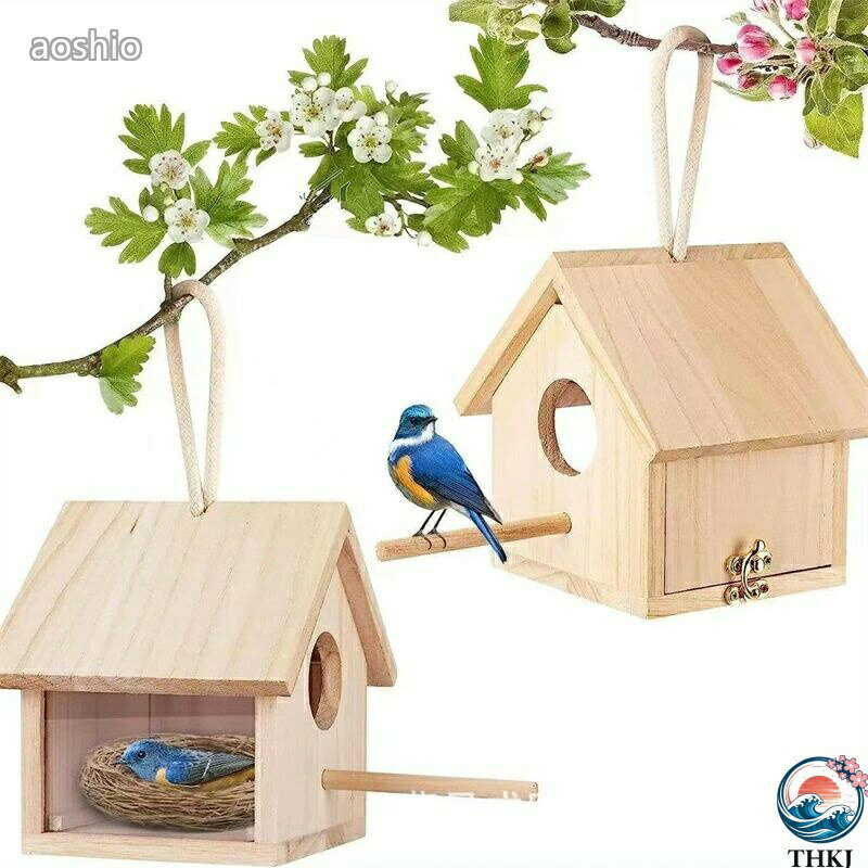 小鳥用のミニ巣箱です。屋根付きの三角形が可愛い、ナチュラルな木製バードハウスです。小鳥が安心して暮らせる巣箱で、吊り下げ用のロープ付き。庭やベランダに鳥かごのように吊るして、野鳥や鈴虫、ハチドリ、コウライウグイスなどの採集に癒しの空間を演出...