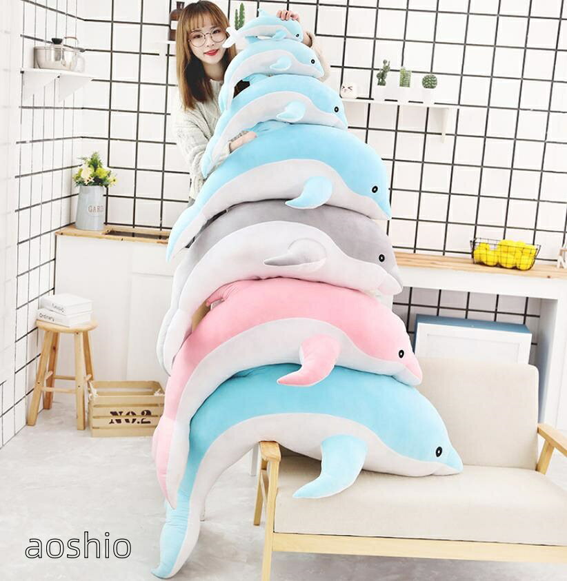 【ふわふわ】:フワフワの手触りが気持ちいい、とってもかわいいクッション兼抱き枕です。 しっぽもついて飾っておくだけでもまるでぬいぐるみのようで可愛いですよ。 ご自宅のソファーやベッドルームはもちろん、オフィスのチェアーの背もたれ部分にもいか...