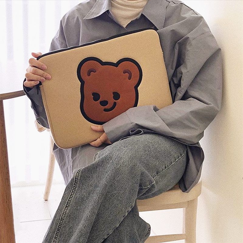 商品詳細 特徴 クッション性がある中綿入りで、テレワークなどでも持ち運びにオススメです。 サイズ 11インチ(内寸 約265x195mm) 13インチ(内寸 約330x230mm) 14/15インチ(内寸 約360x240mm) 生産国 中...