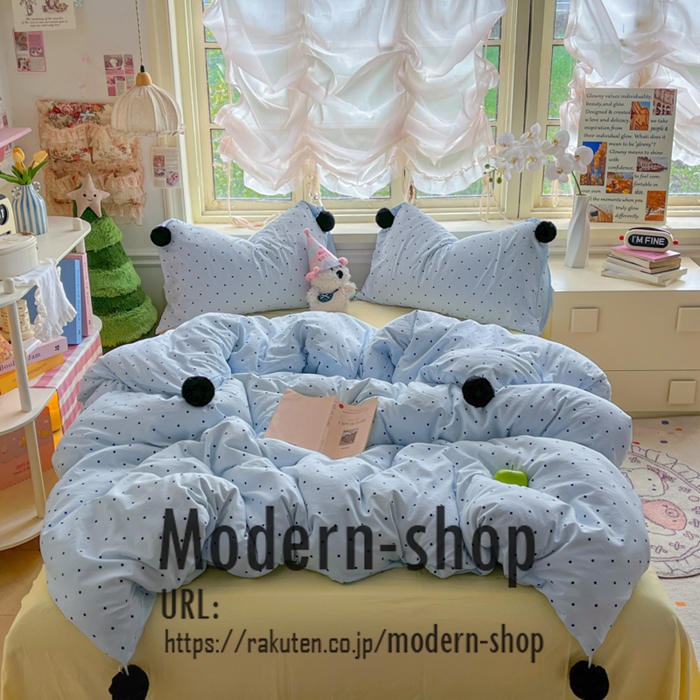 商品詳細 特徴 この掛けふとんカバーセットは、韓国風のかわいいデザインが魅力です。ドット柄と無地が組み合わさり、姫系の雰囲気を演出します。セットには掛け布団カバー、枕カバー2枚、フラットシーツが含まれており、四季を通じて快適に使えます。洗え...