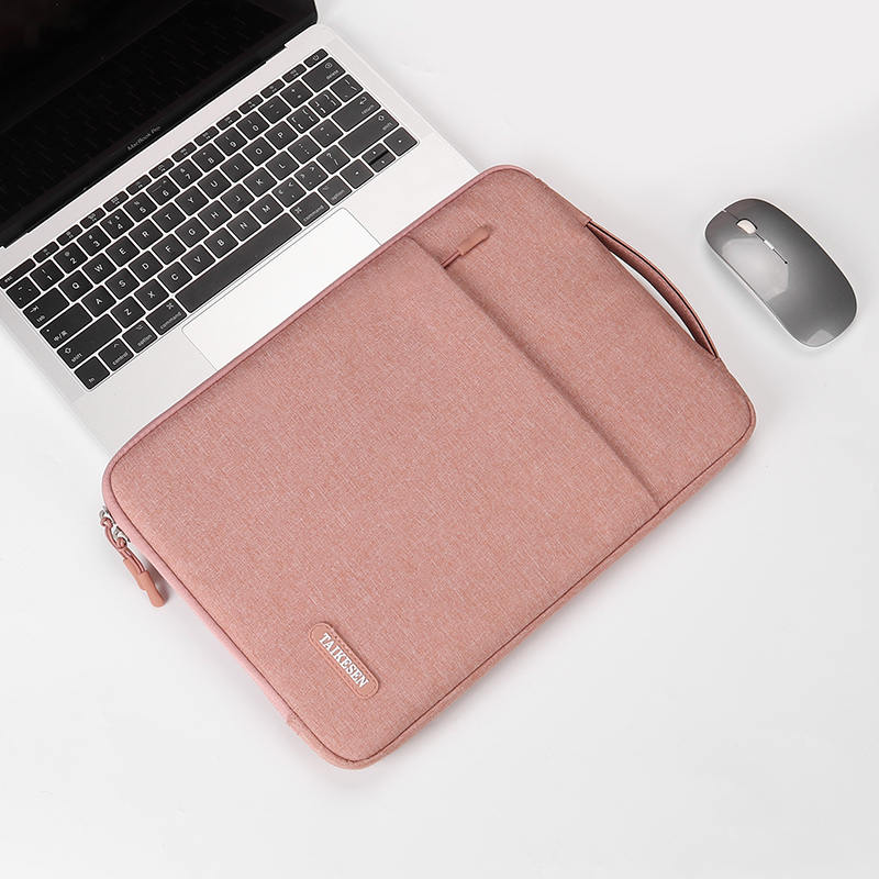 商品詳細 特徴 ・ノートパソコンやタブレットの持ち運びに便利なとってもお洒落なカバンとなります。 ・10〜15.6インチ、3カラーの豊富なラインナップ。 ・フェルトは軽くて、モバイルに最適な素材です。使っているだけで持ち運びの...