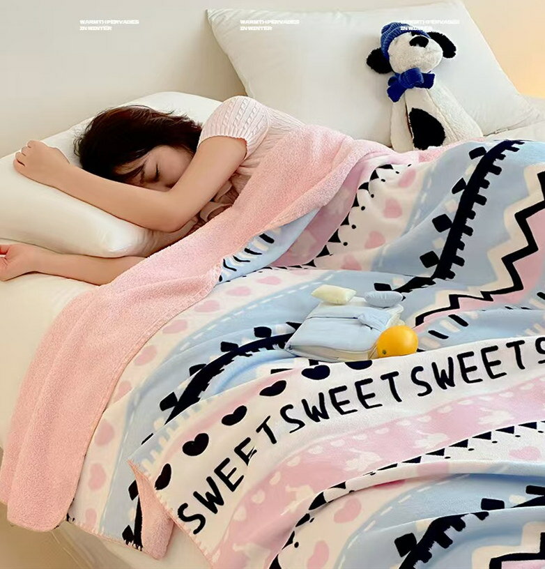 商品詳細 特徴 このシングルブランケットは、秋冬に最適な多機能アイテムです。リバーシブルフリース素材を使用し、冷房対策にも役立ちます。軽量で薄手ながらも暖かく、持ち運びやすいのが特徴です。シンプルでかわいいデザインは、どんなインテリアにもマ...