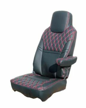 ■パンチング加工を施したレザーをセンター部分に採用することにより抜群の通気性を実現!! ■快適な座り心地と疲労を和らげる厚さ10mmの低反発ウレタンスポンジを採用!! ■シート背面には雑誌や地図などが収納できる便利なポケット付!! ■背もた...