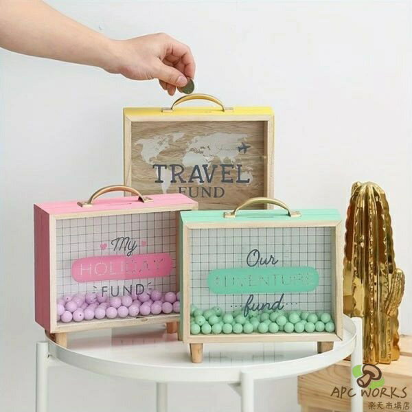 ※自然の温もりが感じられる木製の貯金箱兼収納ボックスです。シンプルで洗練されたデザインは、お部屋のインテリアにやすらぎと文芸的な雰囲気を添えます。コインを貯める機能はもちろん、小物入れとしても活用でき、机の上をすっききと整理しながらおしゃれ...