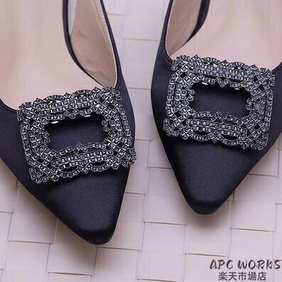サイズ（単位：cm） 5.6*5.0cm カラー ブラック、シルバー（写真※ご参考程度） セット内容 シューズクリップ（2個1組） 素材 PVC、鉄 商品紹介 可変ブーツもシューズアクセサリーで大変身！！ ハイカットスニーカーにもシューズク...