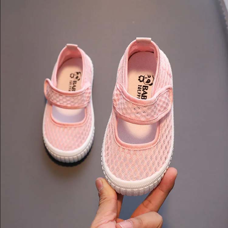 選べる4タイプ！通気性と実用性にこだわったキッズ上履き甲の高さに合わせて調整出来るベルトタイプで、ソールは外履きも可能なクッション性や耐久性を備えています。全体は通気性の良いメッシュ素材を使い、汗かきな子どもの足の快適性を高める工夫を施して...