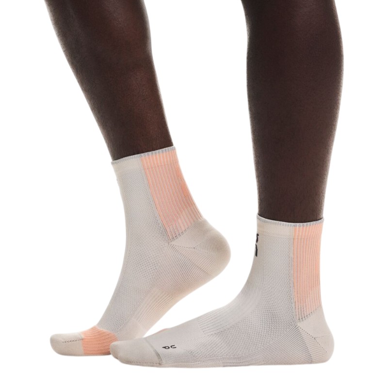 【 On performance series 】Performance Run Sock Mid 商品番号：2uf10054478 スタイルとフォルム。ランニングを楽しく。エネルギーを生み出すランニングソックス。 街中でも公園でも、早朝で...