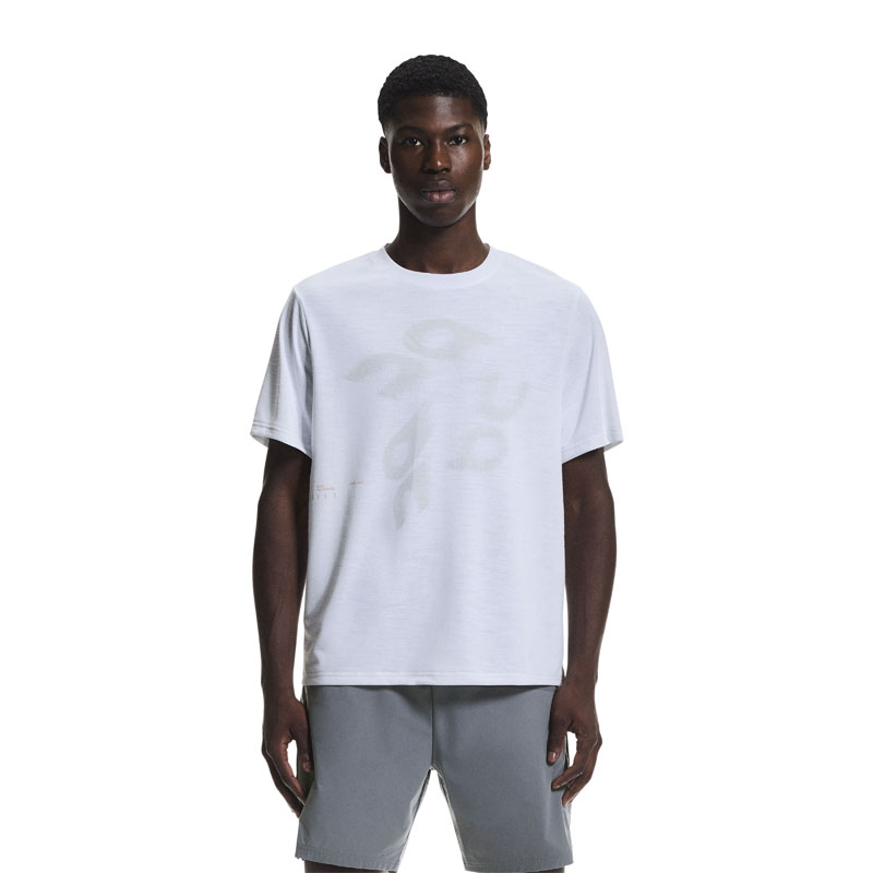 【 On run series 】On Mens Run-T オン メンズ ランT 個性的なグラフィックが目を引くTシャツ。 速乾性に優れた快適な着心地で、ワークアウトから普段使いまで、さまざまなシーンで活躍します。 特長 ・ソフトな着心地...
