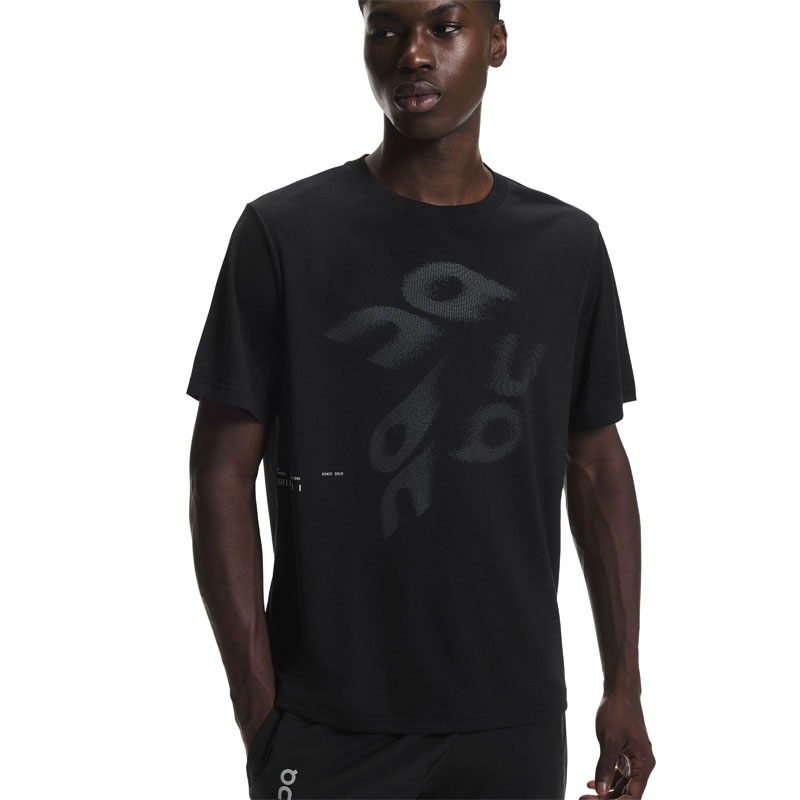 【 On run series 】On Mens Run-T オン メンズ ランT 個性的なグラフィックが目を引くTシャツ。 速乾性に優れた快適な着心地で、ワークアウトから普段使いまで、さまざまなシーンで活躍します。 特長 ・ソフトな着心地...