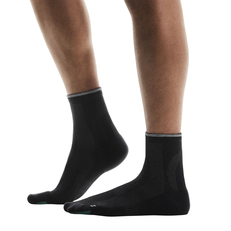 Elite Run Sock Mid 商品番号：2uf10430553 スピード重視の高機能ソックス。もっと速く、もっとクールに。 長距離ランに特化した超軽量ソックス。通気パネルが熱や汗をどんどん逃がして足をドライに保ち、水膨れを防ぎます。...