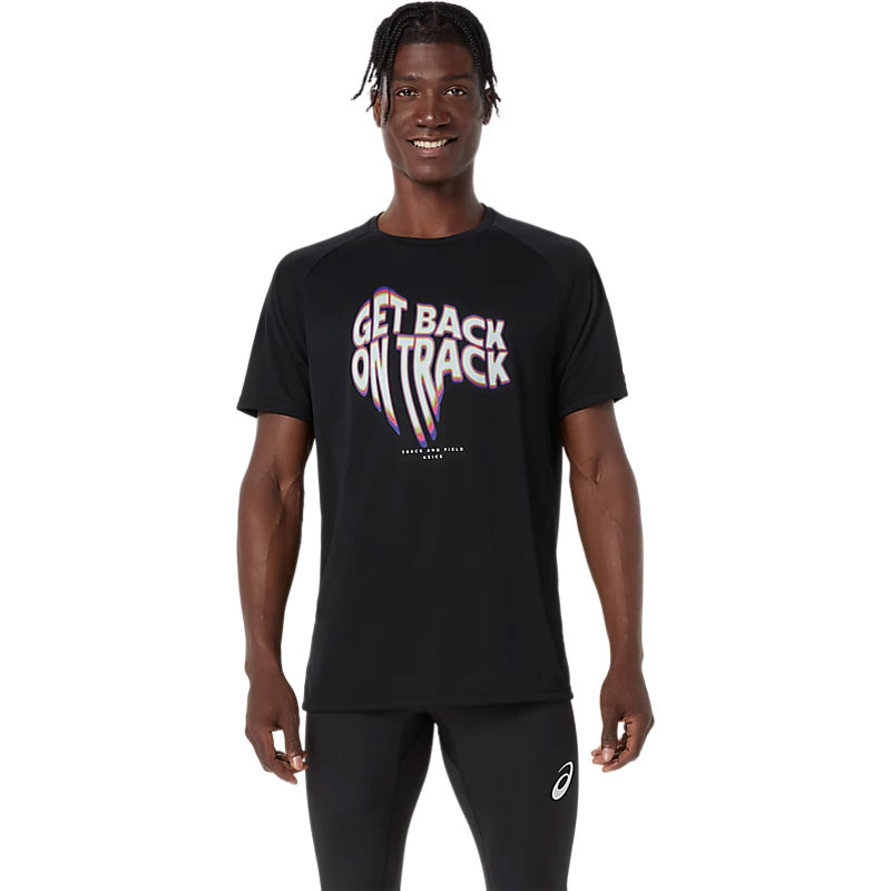 メンズ トラックグラフィックTシャツ モチベーションを高めるグラフィックが特長の陸上競技コレクション 品番: 2091a836 陸上競技のさまざまな練習で快適さとドライさを保つように設計されたグラフィックTシャツ。 陸上競技にインスピレーシ...