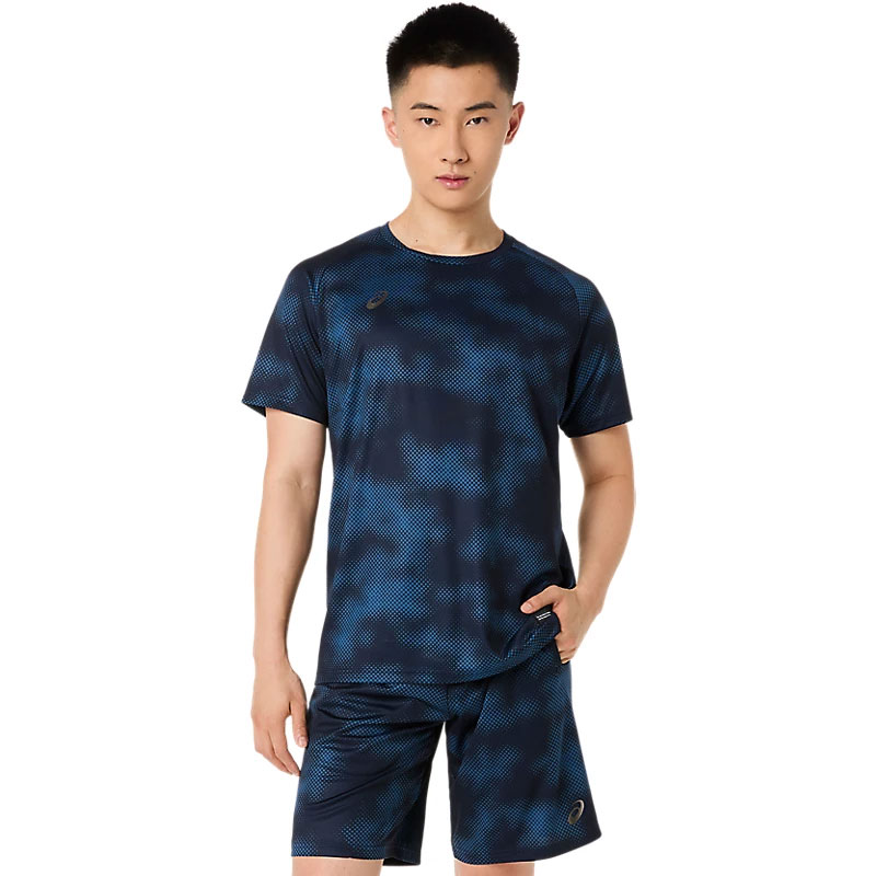 ユニセックス ドライグラフィックショートスリーブシャツ 吸汗速乾性に優れたポリエステルニット素材のグラフィックTシャツ 品番: 2033C038 ・ASICS JAPONISMコンセプトの昇華グラフィック採用 ・ひとつのデザインパターンから...