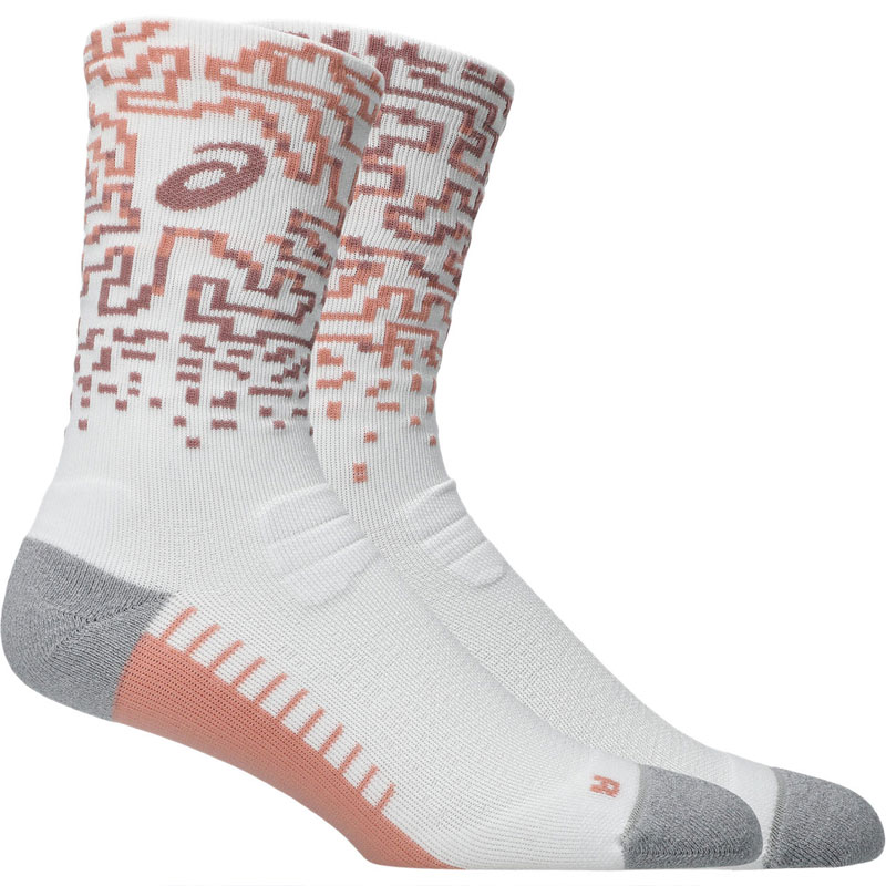 PERFORMANCE RUN CREW SOCK パフォーマンス ランソックス クルー ランナーのために特別にデザインされた、この先進的なクルーソックスは、優れたクッション性でランニング中の快適さをキープします。 優れたフィット感を実現す...