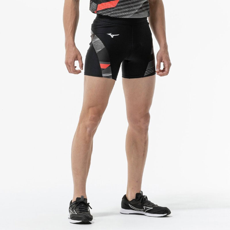 MTCレーシングタイツショート(陸上競技) ユニセックス 品番：U2MBD012 シーズンモチーフのプリント入りのショートタイツ。MTC着用モデル。 ストレッチ 商品説明 ■ミズノトラッククラブ（MTC）モデル Lサイズ着用：男性モデル17...