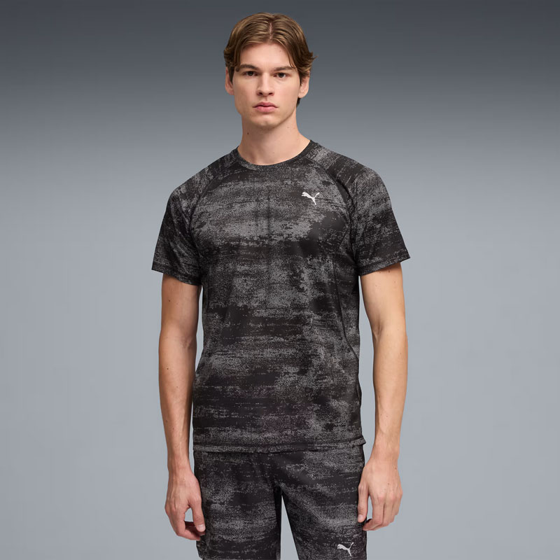 PUMA RUN VELOCITY AOP メンズ ランニング ヴェロシティ AOP 半袖 Tシャツ 商品番号：529127 商品情報 最初の一歩から清々しい涼しさを感じ、自然と集中力も高まるランニング体験。 全面のグラフィックがランニング...