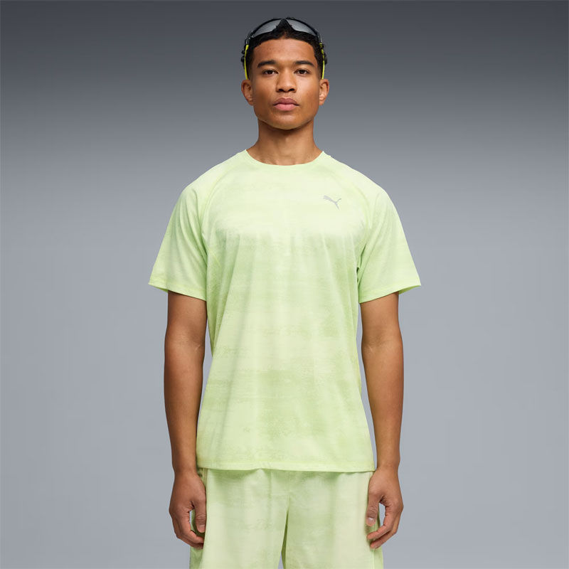 PUMA RUN VELOCITY AOP メンズ ランニング ヴェロシティ AOP 半袖 Tシャツ 商品番号：529127 商品情報 最初の一歩から清々しい涼しさを感じ、自然と集中力も高まるランニング体験。 全面のグラフィックがランニング...