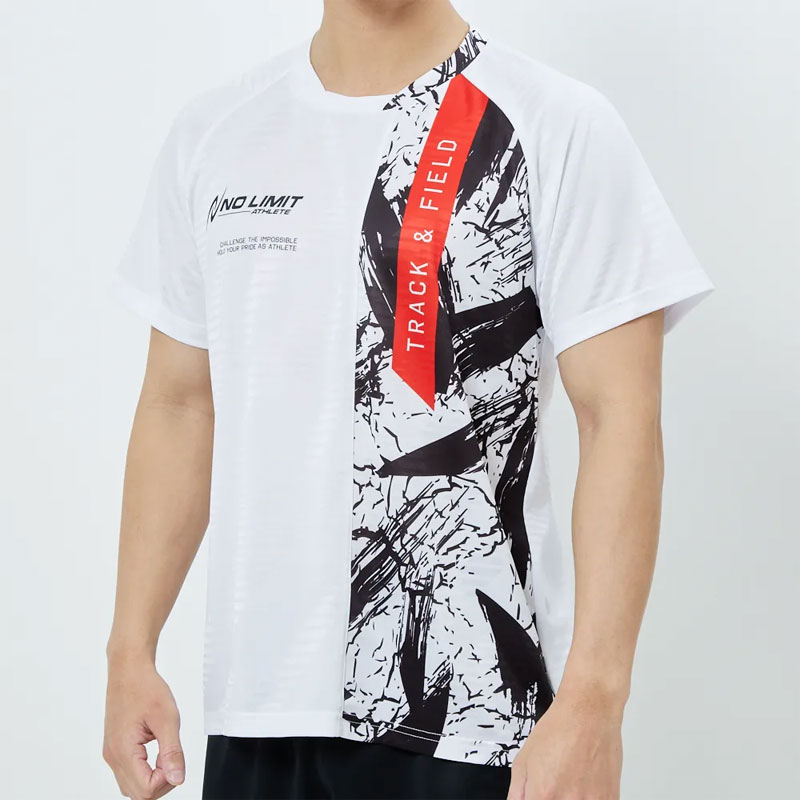男女共通(S〜O) Graphic Jacquard Tシャツ 品番 2811A620 商品の特徴 滑らかな肌触りのジャガード生地を採用。 メカニカルジャカード素材の光沢感と、昇華転写プリントによるグラフィックで、ワンランク上の風合いとオリ...