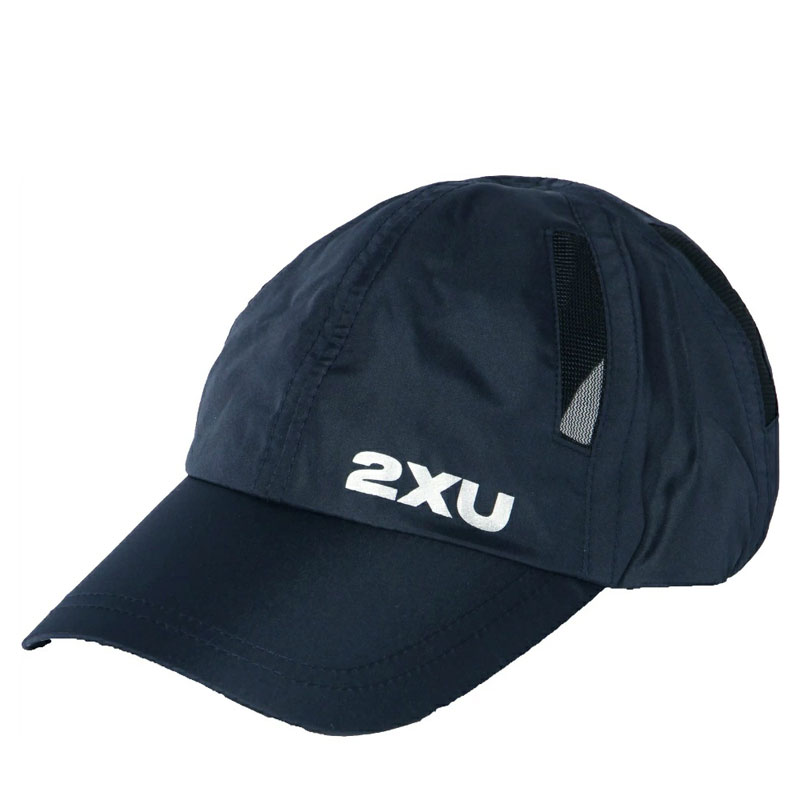 頭を熱から保護するように設計された軽量2XUランキャップです。 通気性の良い素材で、ランニング中も頭部を涼しく保ちます。 ワンサイズ（後部のストラップでサイズ調節可能） シンプルなデザインかつ真っ白なカラーリングが真夏の強い日差しにも心強い...