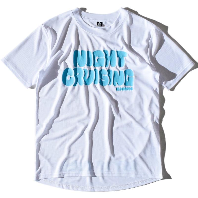 Night Cruising Tee(White) E1018316 吸水速乾性を持ちながらも風合いの良いポリエステメッシュ製のボディのランニングTシャツに、レース中に何故か頭の中に繰り返し流れる90年代のヒットチューンの空気感を纏わせた、...