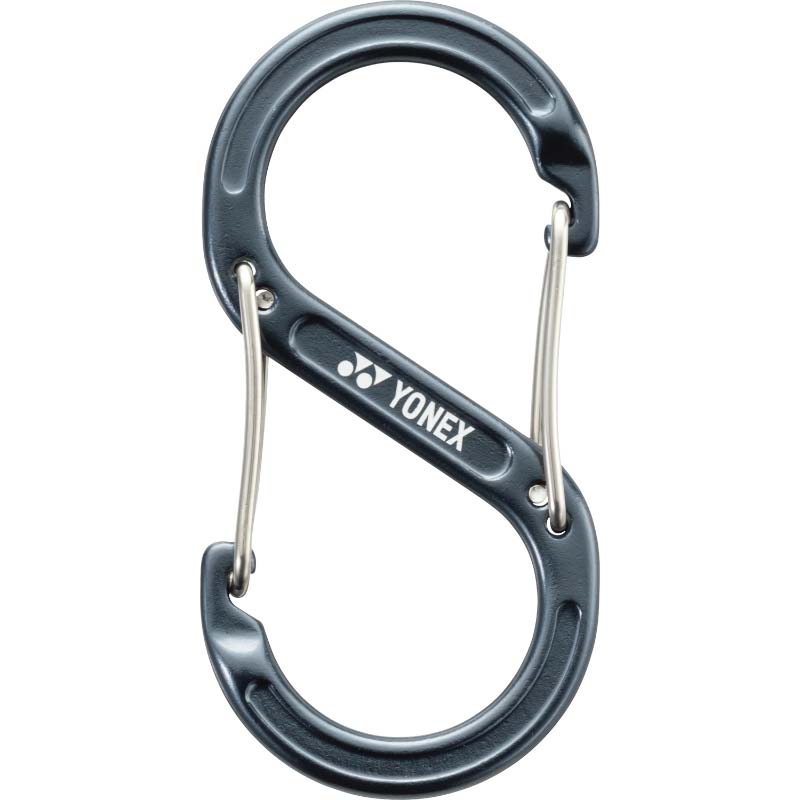 煌びやかなカラーのS字カラビナタイプキーホルダー。 ●メーカー：ヨネックス ●素材：アルミニウム ●原産地：台湾 ●サイズ 縦：40mm、横：80mm、高さ：8mm テニス ソフトテニス グッズ テニスアクセサリー スポーツアクセサリー