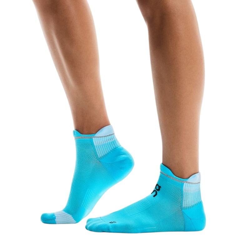 【 On performance series 】Performance Run Sock Low スタイルとフォルム。ランニングを楽しく。エネルギーを生み出すランニングソックス。 街中でも公園でも、早朝でも夜間でも、ランニングの基本は良い...